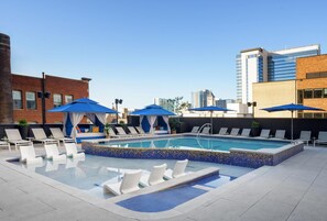 Piscina externa sazonal, barracas, guarda-sóis