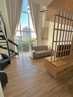 Apartamento tradicional | Área de estar | TV de tela plana 40 polegadas com canais digitais, TV