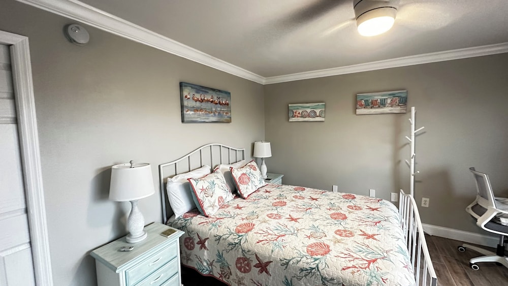 Private Condo Just Steps To St. Pete Beach. No Resort Fees & Free Parking - Treasure Island, FL