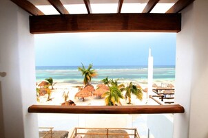 Camas com colchões pillow-top, frigobar, cofres nos quartos