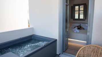Superior room with outdoor hot tub | Sacada