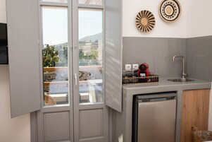 Superior room with outdoor hot tub | Cozinha americana privada | Frigobar, micro-ondas, cafeteira/chaleira