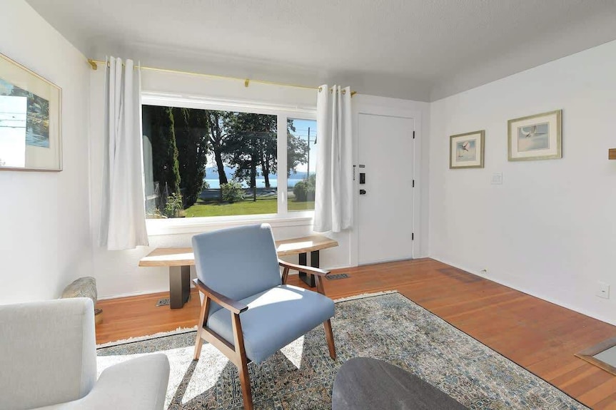 The Bayside Cottage Oceanview Vacation Home - Sidney