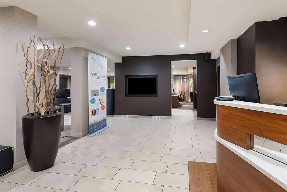 Great Location Near Desert Botanical Gardens! Swimming Pool, Pets Are Allowed! - Tempe, AZ