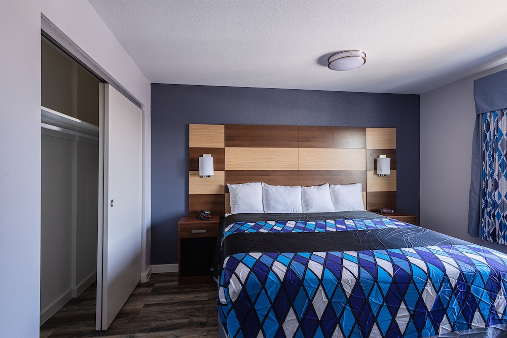 Coratel Igh - Deluxe 1 King Studio With Kitchenette Ns Oversized - Woodbury, MN