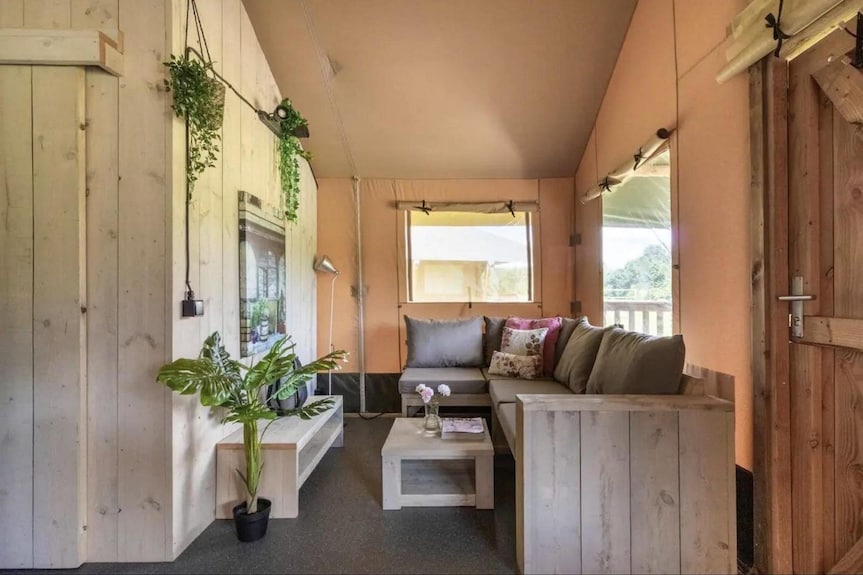 6 Persoons Lodge Met Eigen Keuken, Badkamer En Opgemaakte Bedden - Flevoland