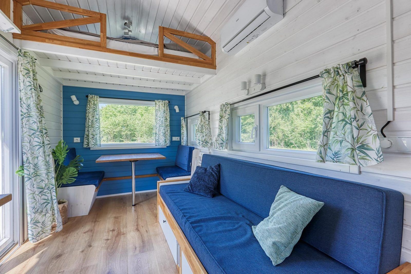 Tiny House Met Maximaal 6 Slaapplekken In De Kleur Blauw - Zeewolde