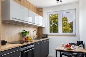 Apartamento superior | Cozinha privada | Geladeira, cooktop, lava-louças, cafeteira/chaleira