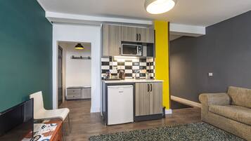 Quarto Triplo Familiar | Cozinha privada | Uma cafeteira/bule, uma chaleira elétrica, uma cadeira de bebé