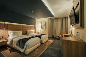 Roupa de alta qualidade, minibar grátis, cofre no quarto, secretária 