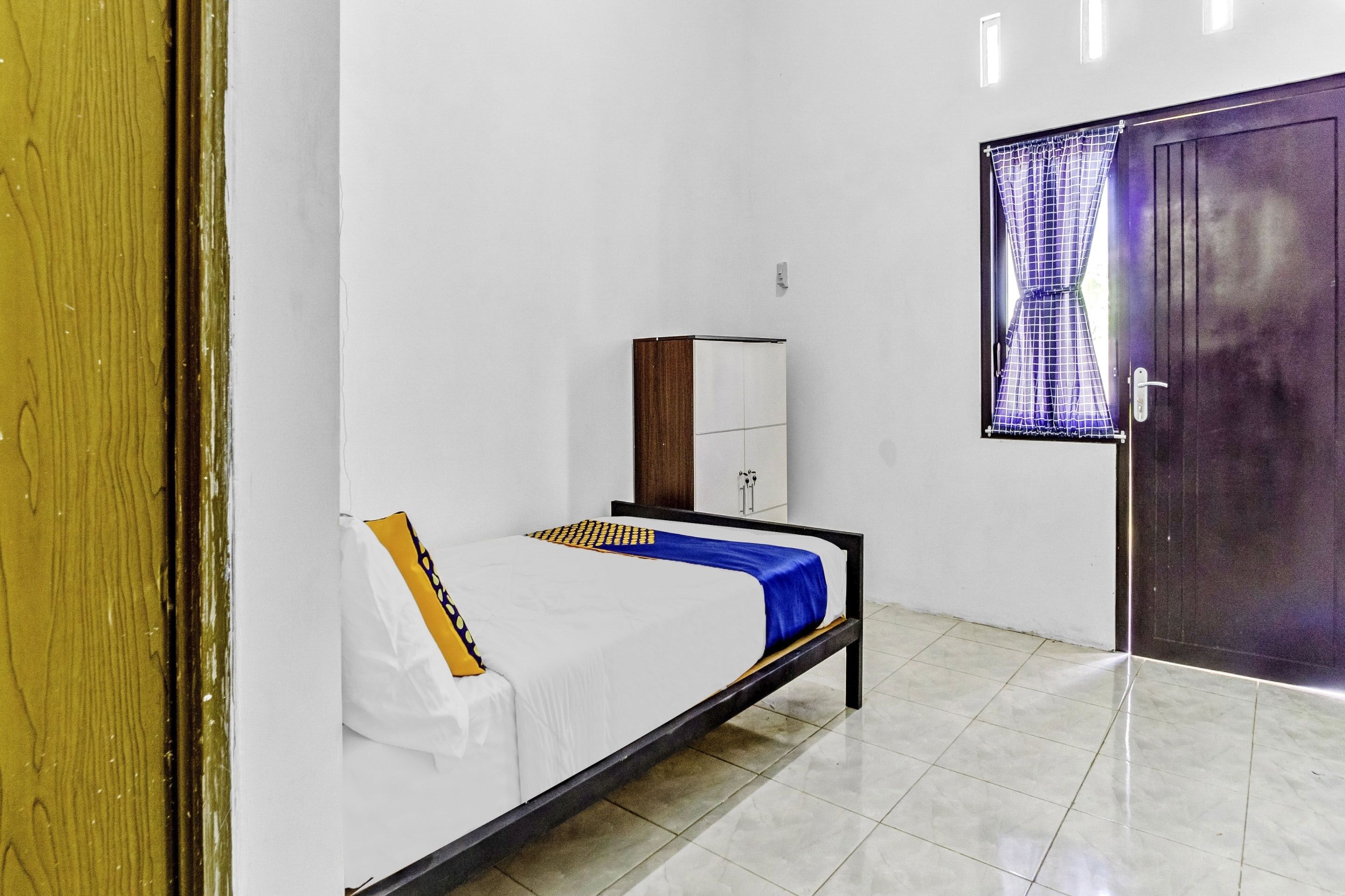 Quarto casal econômico | Espaço de trabalho para notebook, Wi-Fi de cortesia, roupa de cama