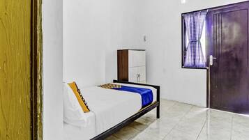 Quarto casal econômico | Espaço de trabalho para notebook, Wi-Fi de cortesia, roupa de cama