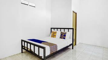Quarto casal econômico | Espaço de trabalho para notebook, Wi-Fi de cortesia, roupa de cama