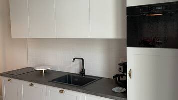 Penthouse Exclusiva | Cozinha privada | Um frigorífico/congelador grande, um micro-ondas, um forno