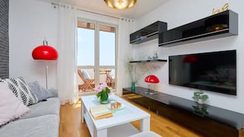 Apartamento (2 Bedrooms) | Sala | Televisor de 123 cm com canais por cabo