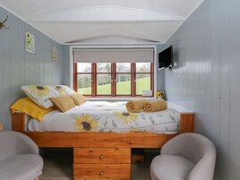 1 quarto, com decoração personalizada, com mobília individualizada 