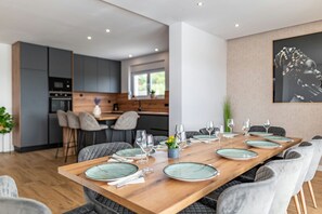 Villa, 4 quartos, piscina privativa, vista para a montanha | Refeições no quarto