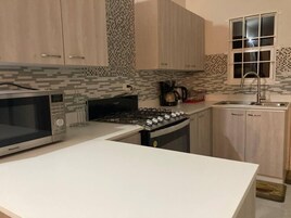 Casa | Cozinha privada | Um frigorífico, um micro-ondas, um forno, uma placa de cozinha 