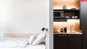 Base HUB | Cozinha privada | Um frigorífico, um micro-ondas, uma placa de cozinha