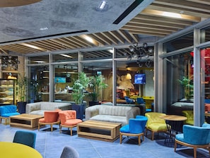 Este bar no lobby do hotel, com vista para o jardim, aberto diariamente