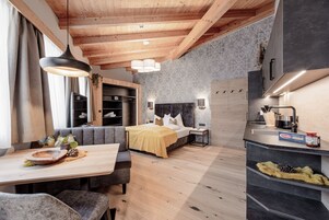 Apartamento conforto | Cofres nos quartos, cortinas blackout, quartos à prova de som