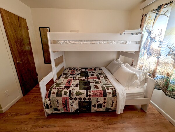 Yellowstone Treasure Guesthouses On The River - Gardiner, MT