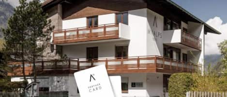 Apartamento clássico, sacada, vista para a montanha | Cortinas blackout, quartos à prova de som, Wi-Fi de cortesia