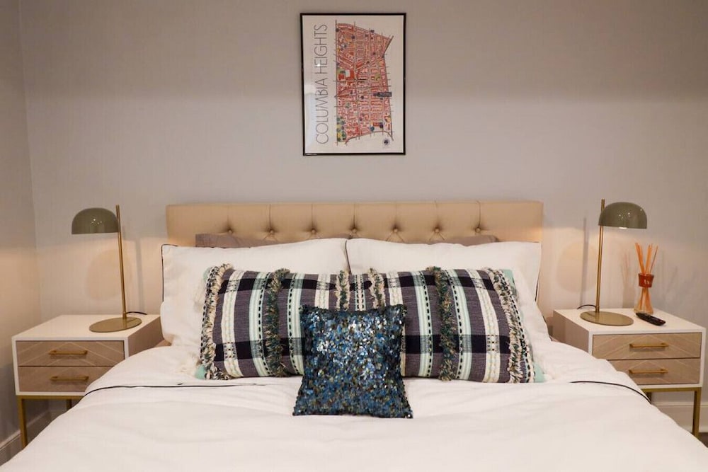 English Basement In Renovated 110 Y/o Row Home! - 貝塞斯達
