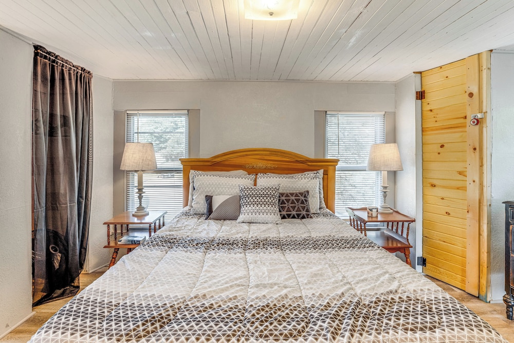 Near Hiking Trails: Central Emporium Home - Elk State Forest, Austin