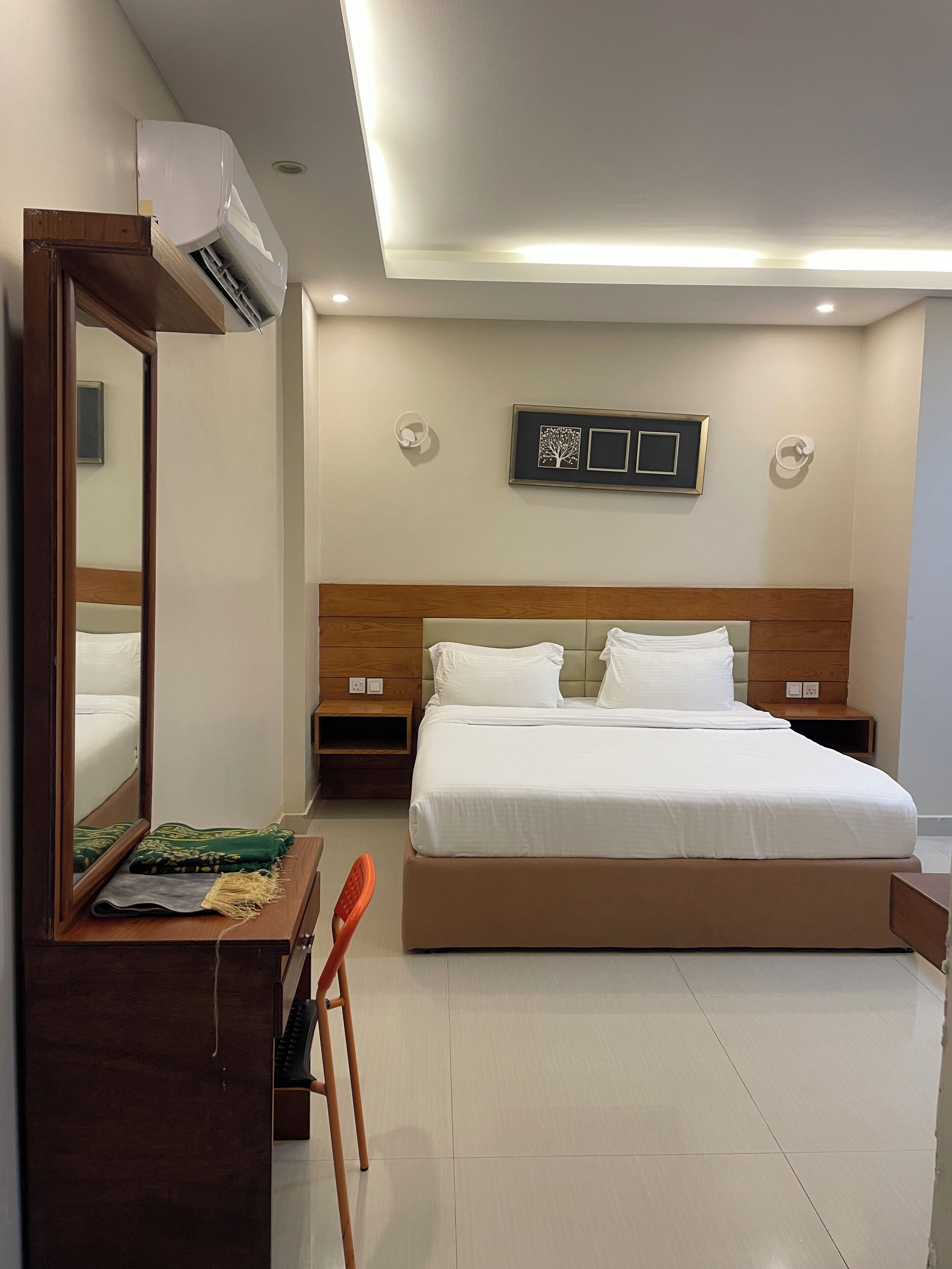 Quarto solteiro tradicional | Roupas de cama premium, camas com colchões pillow-top