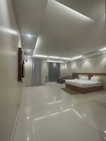 Quarto Deluxe | Roupa de alta qualidade, camas de colchão pillowtop, cofre no quarto