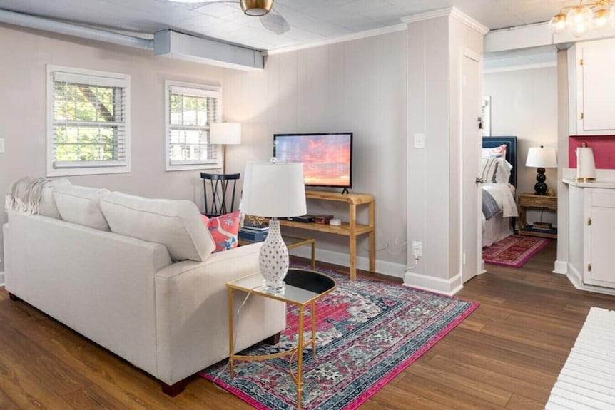 Historic Burlington Gem: Cozy Retreat With Outdoor Oasis - Graham-Mebane Lake