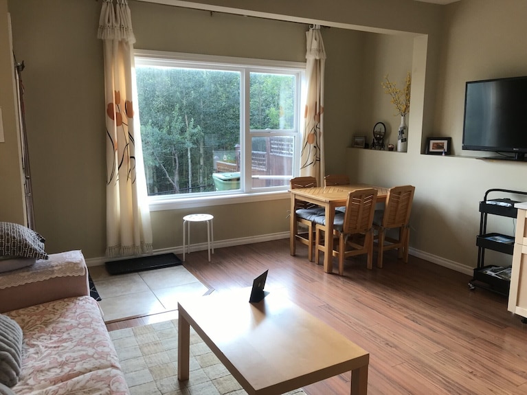 Private 2 Bedroom Guests Suite With Separate Entrance In Northwest+nature Views - Calgary