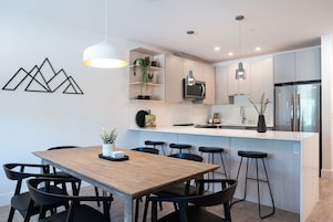 Apartamento em Condomínio Fechado | Cozinha privada | Um frigorífico/congelador grande, um micro-ondas, um forno