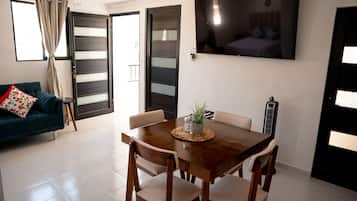 Bungalow Nobre | Sala de estar | Smart TV de 50 de polegadas com canais digitais, televisor, Netflix