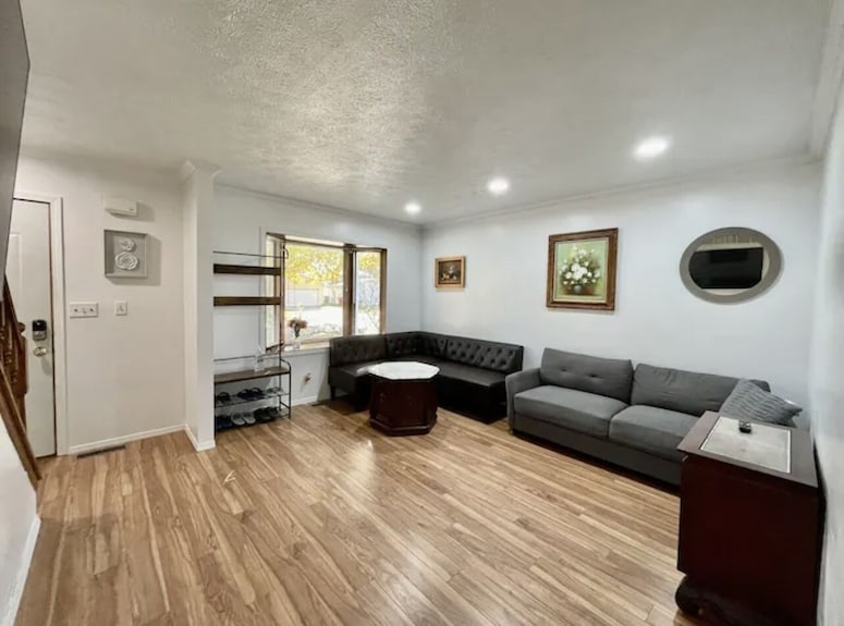 Extra Clean Home-free Parking & Wi-fi/self-check-in - Champaign, IL