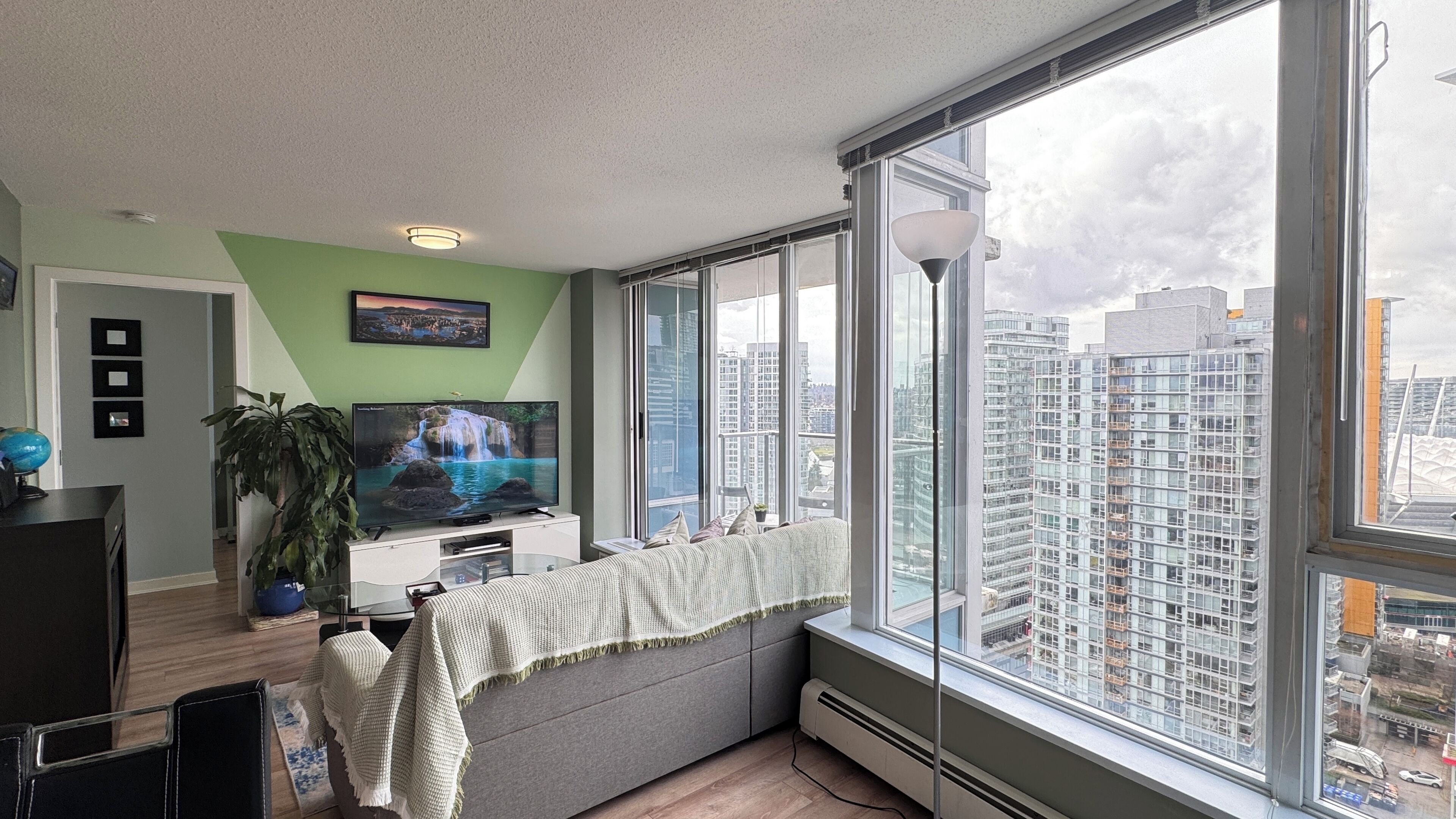 Downtown High-rise Condo Amazing View+pool+hot Jacuzzi+sauna+gym+ Free Parking - Vancouver