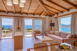 Aurora Apartment | Área de estar | Smart TV 40 polegadas com canais via satélite, monitores de computador