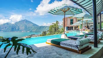 2 piscinas exteriores, guarda-sóis, espreguiçadeiras