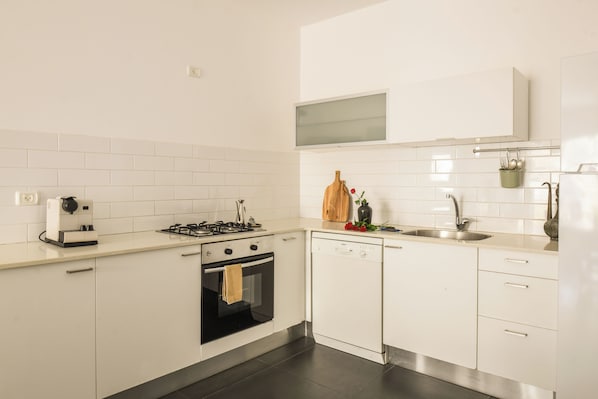 Apartamento | Cozinha privada | Um frigorífico, um micro-ondas, um forno, uma placa de cozinha