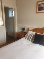 Quarto Duplo Standard | Ferro/tábua de engomar, roupa de cama fornecida 