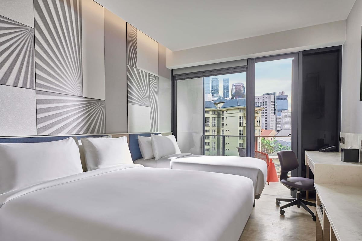 Quarto luxo, várias camas, sacada | Frigobar, escrivaninha, quartos à prova de som, Wi-Fi de cortesia
