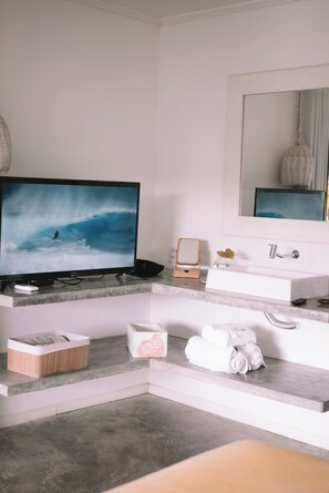 Loft Deluxe | Casa de banho | Um polibã, um chuveiro fixo, produtos de higiene exclusivos 
