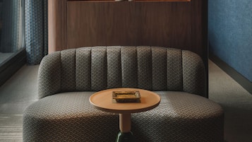 Suite, varanda | Minibar, cofre no quarto, secretária, cortinas/cortinados opacos