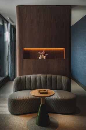 Suite, varanda | Minibar, cofre no quarto, secretária, cortinas/cortinados opacos 