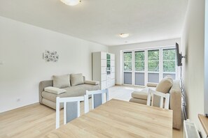 Apartamento Premium | Sala de estar | Televisor LCD de 40 polegadas com canais por cabo, televisor 