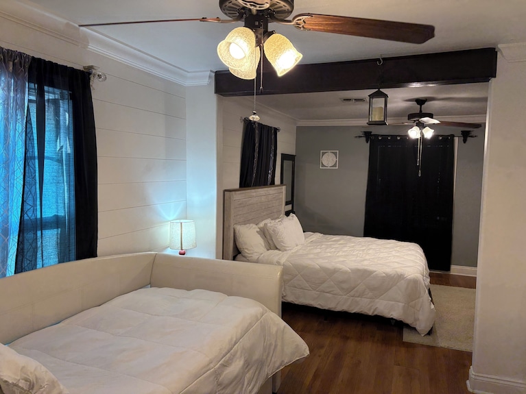 Charming Home With Oak Tree Lined Streets In The Heart Of Lake Charles. - Golden Nugget Lake Charles Hotel & Casino