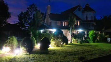 Fachada do alojamento (tarde/noite)