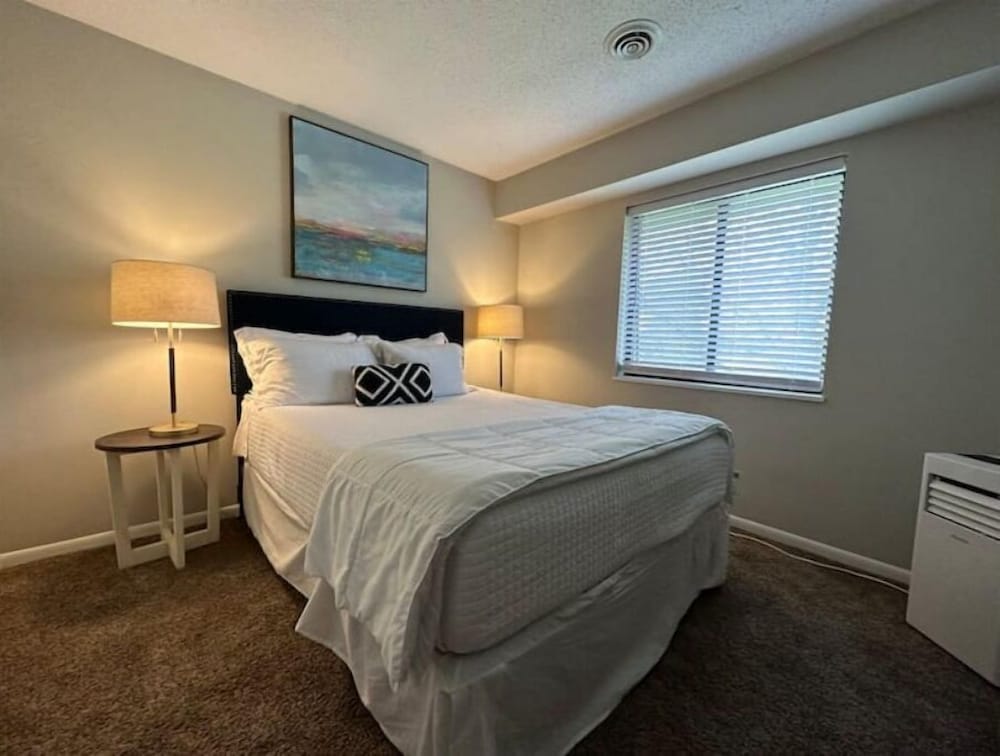 28 North Extended Stay Suites!! Pickleball, Hot Tubs And Game Room + Pool Tables - Interlochen, MI