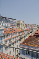 Uma fileira de edifícios tradicionais com telhados de terracota e varandas.